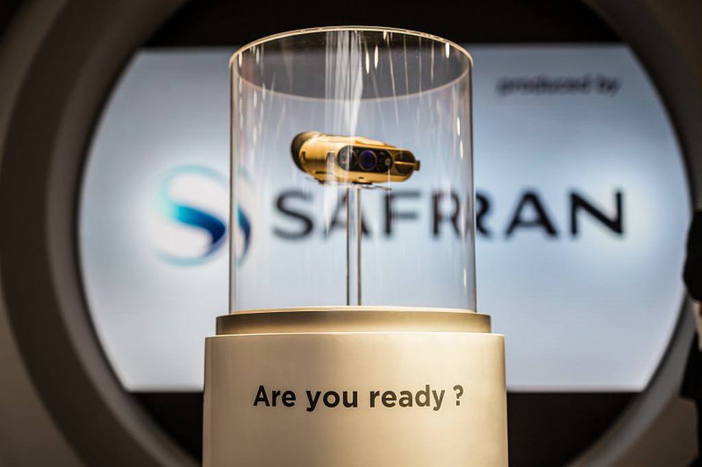 Safran unveils 2-kilogram infrared binoculars